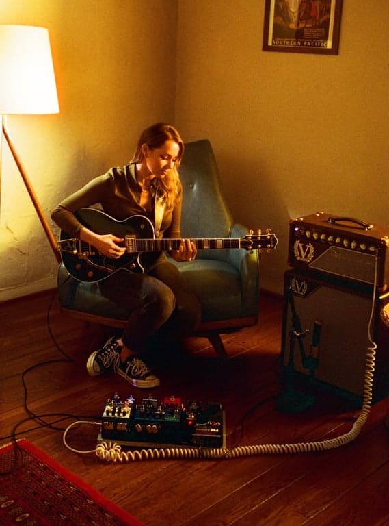 Online Guitar Lessons with Arianna Powell - Til